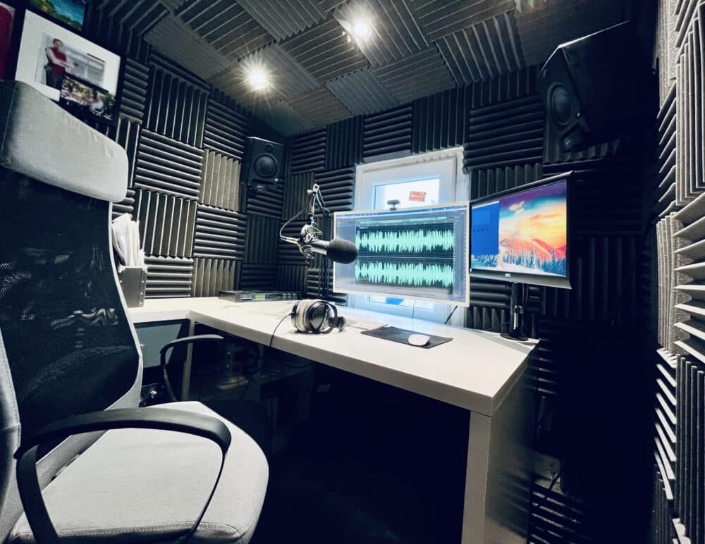 Hire A 5* rated Authentic, British Male Voice Over Artist